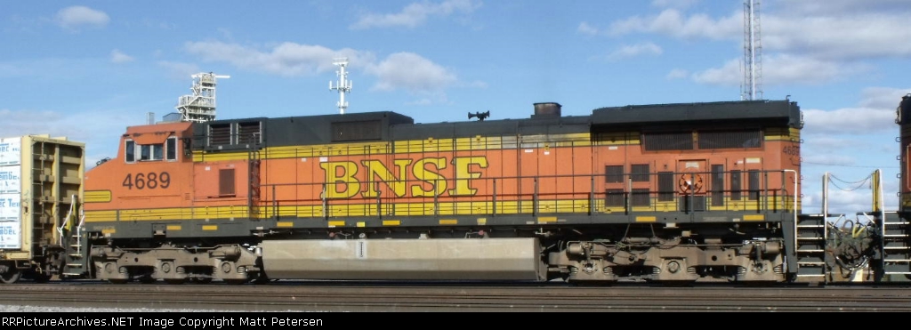 BNSF 4689